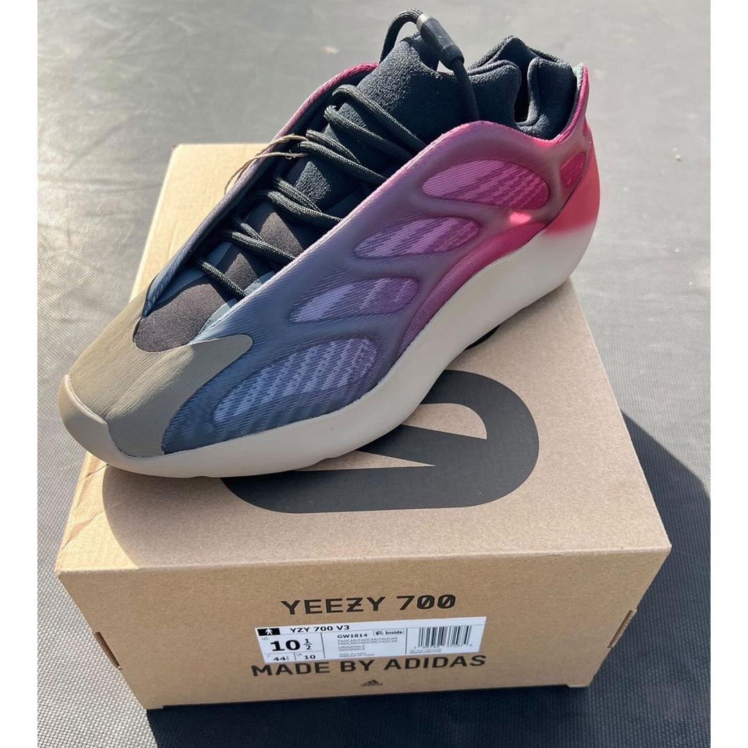 [Release 21 May] Yeezy Boost 700 V3 "Fade Carbon": Release date, and ...