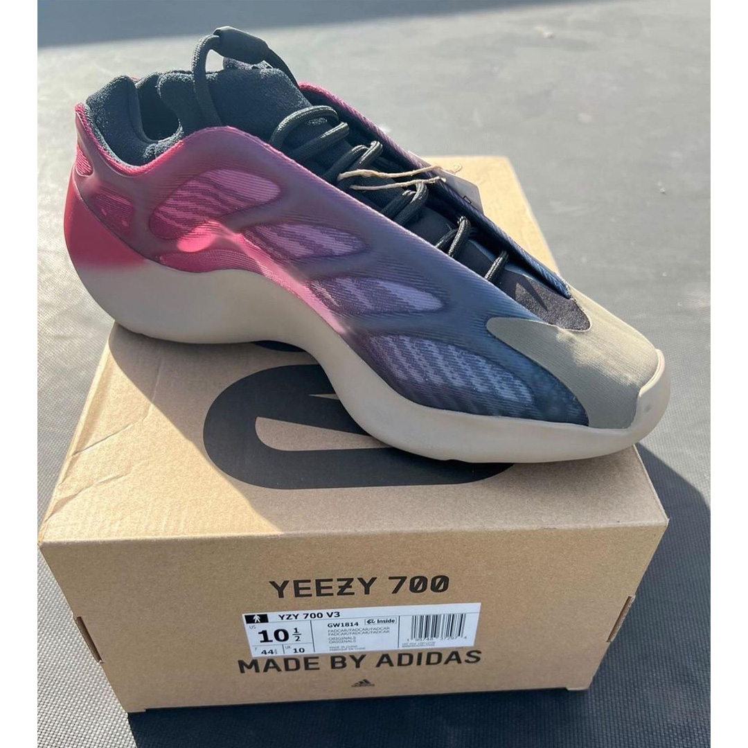 [Release 21 May] Yeezy Boost 700 V3 "Fade Carbon": Release date, and ...